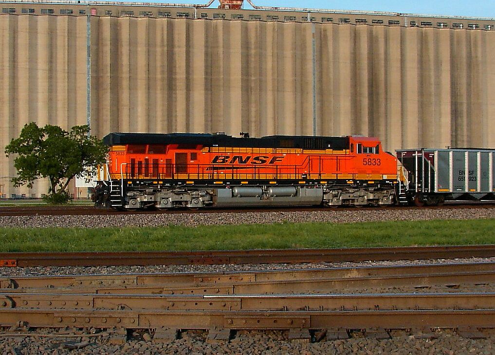 BNSF 5833